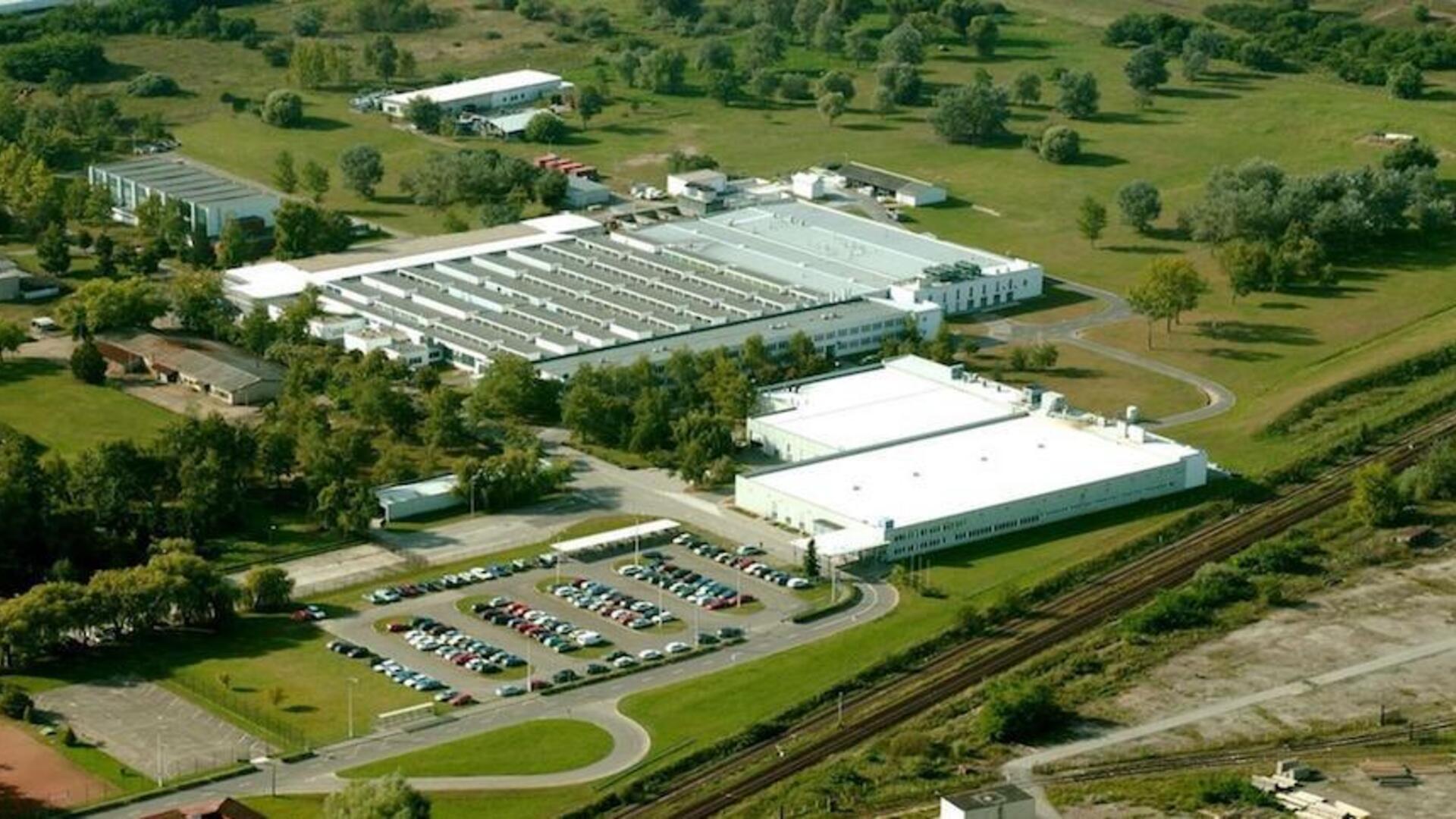 A ZEISS szemüveglencse-gyártás 30 éve Magyarországon